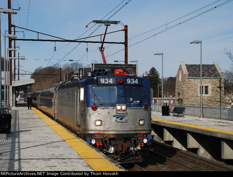AMTK train 664 has gathered all of its passengers and is ready to go